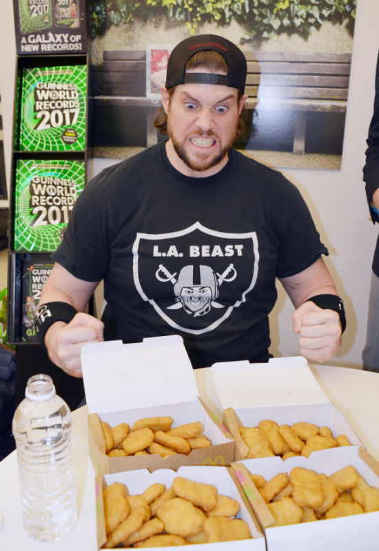 YouTube明星L.A. Beast吃出两项速食世界纪录 | 吉尼斯世界纪录