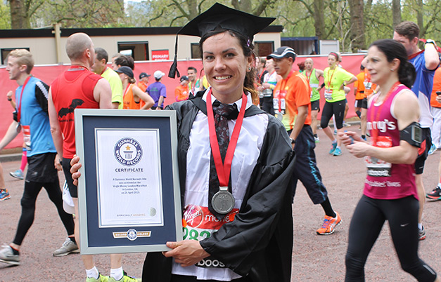 Fastest marathon in a graduation gown (female) | 吉尼斯世界纪录