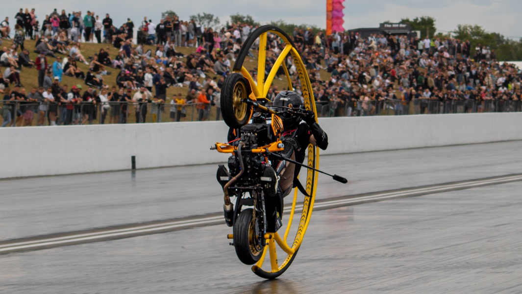 Most forward rolls on a motorcycle in one minute | 吉尼斯世界纪录