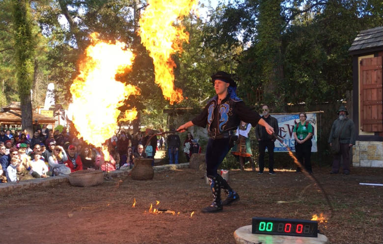 Most fire whip cracks with two whips in one minute | 吉尼斯世界纪录