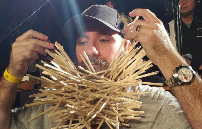 Most chopsticks in a beard | 吉尼斯世界纪录