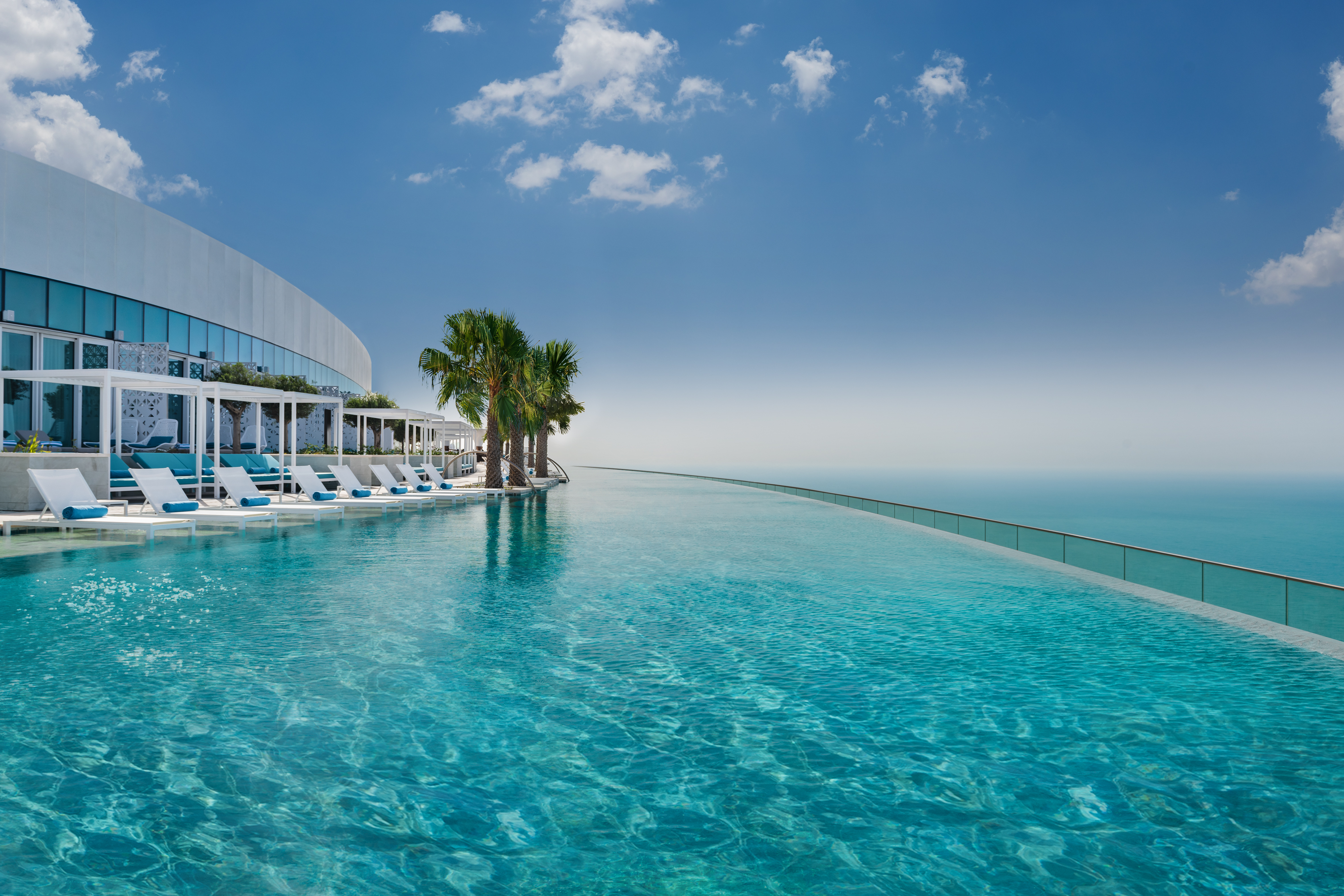 Highest outdoor infinity pool in a building | 吉尼斯世界纪录