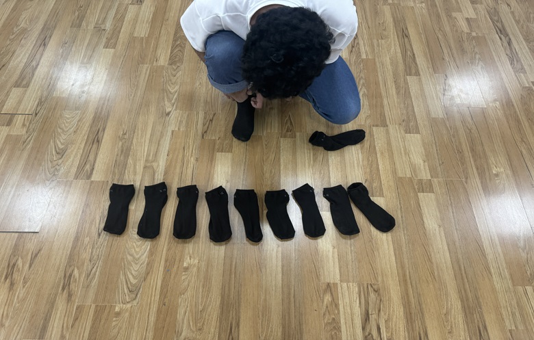 Fastest time to put on ten socks on one foot | 吉尼斯世界纪录