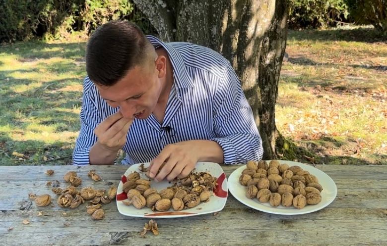 Most walnuts crushed with the teeth in one minute | 吉尼斯世界纪录