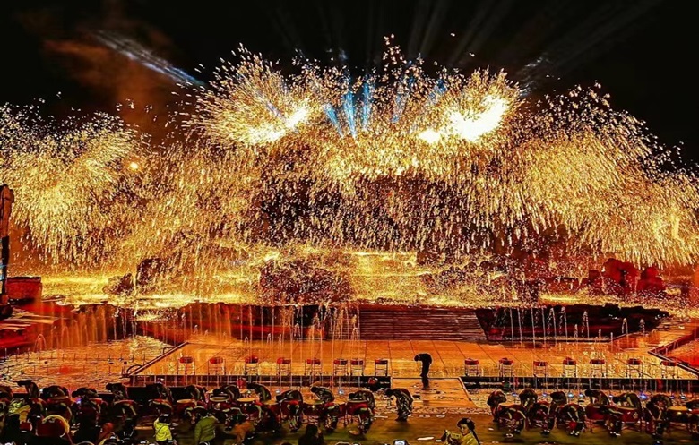 Largest molten iron fireworks show | 吉尼斯世界纪录