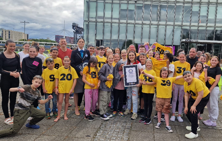 Most people gunged/slimed in relay in three minutes | 吉尼斯世界纪录