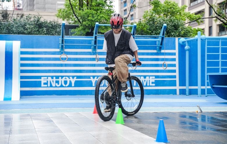 Fastest 10 cone slalom cycling backwards | 吉尼斯世界纪录