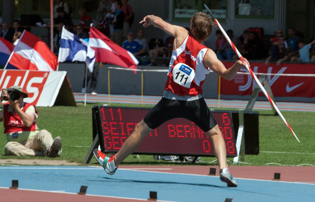 Farthest javelin throw (male) | 吉尼斯世界纪录