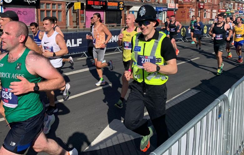 Fastest marathon in police uniform (male) | 吉尼斯世界纪录