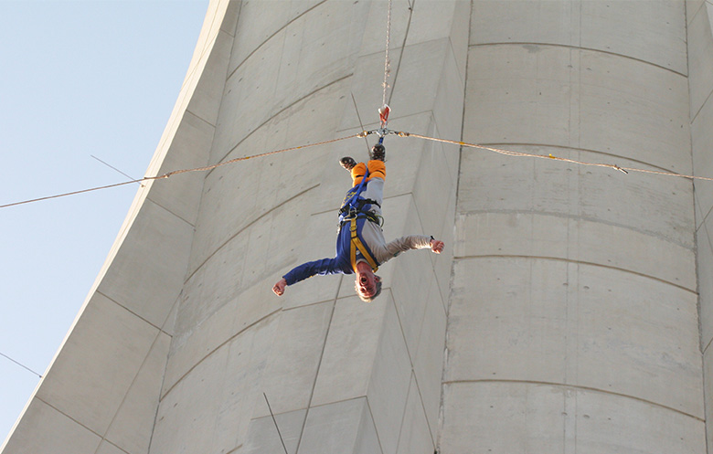 Highest bungee jump from a building | 吉尼斯世界纪录