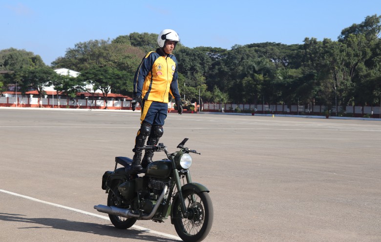 Longest continuous ride standing on the seat of a motorcycle | 吉尼斯世界纪录